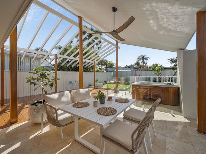 Coastal Comfort With A Private Spa Retreat - Margate, Australia