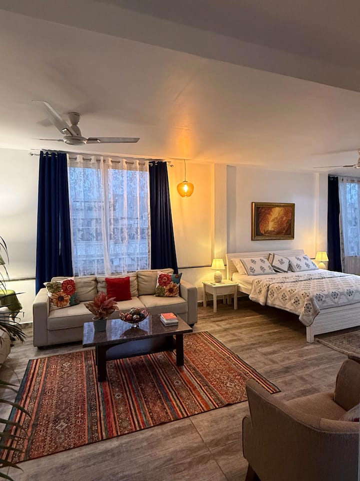 3to1 Centrally Located Studio Room, Defence Colony - Neu Delhi