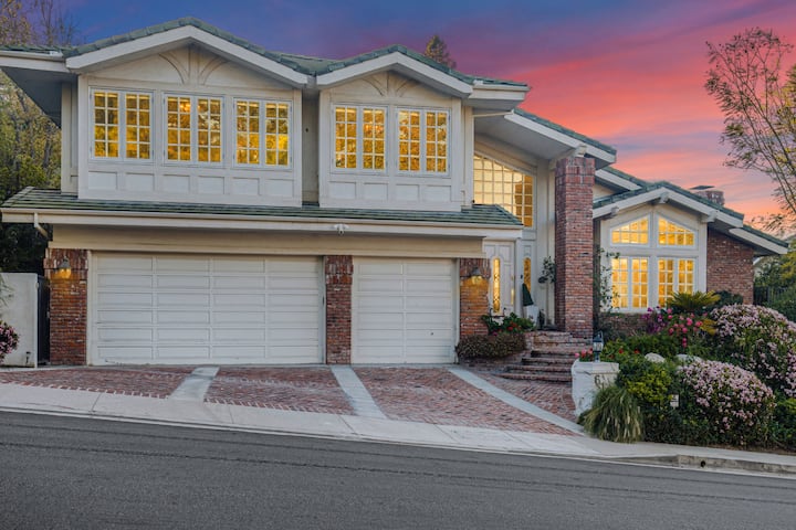 Modern Estate W/ Valley Views - Calabasas, CA