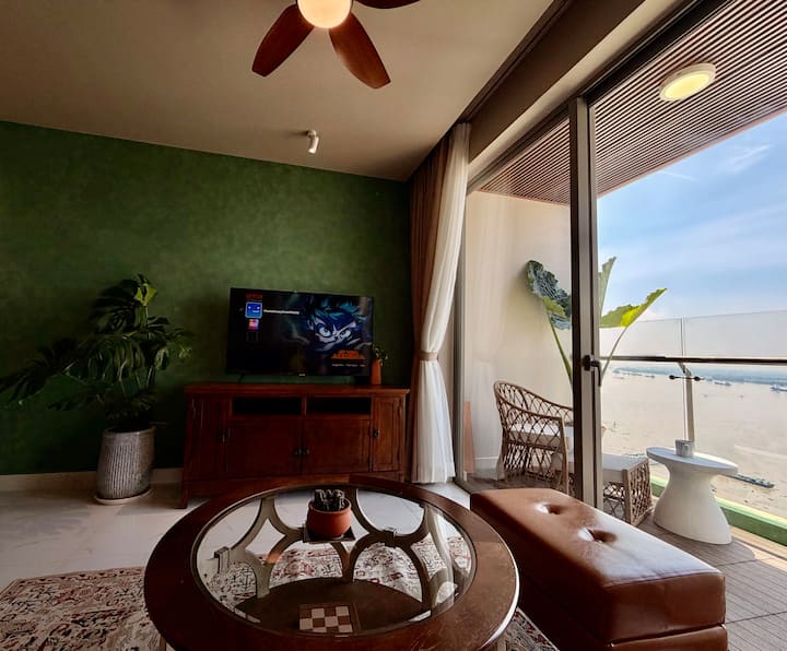 Bright 2br Stunning River View & Balcony - Vietnam