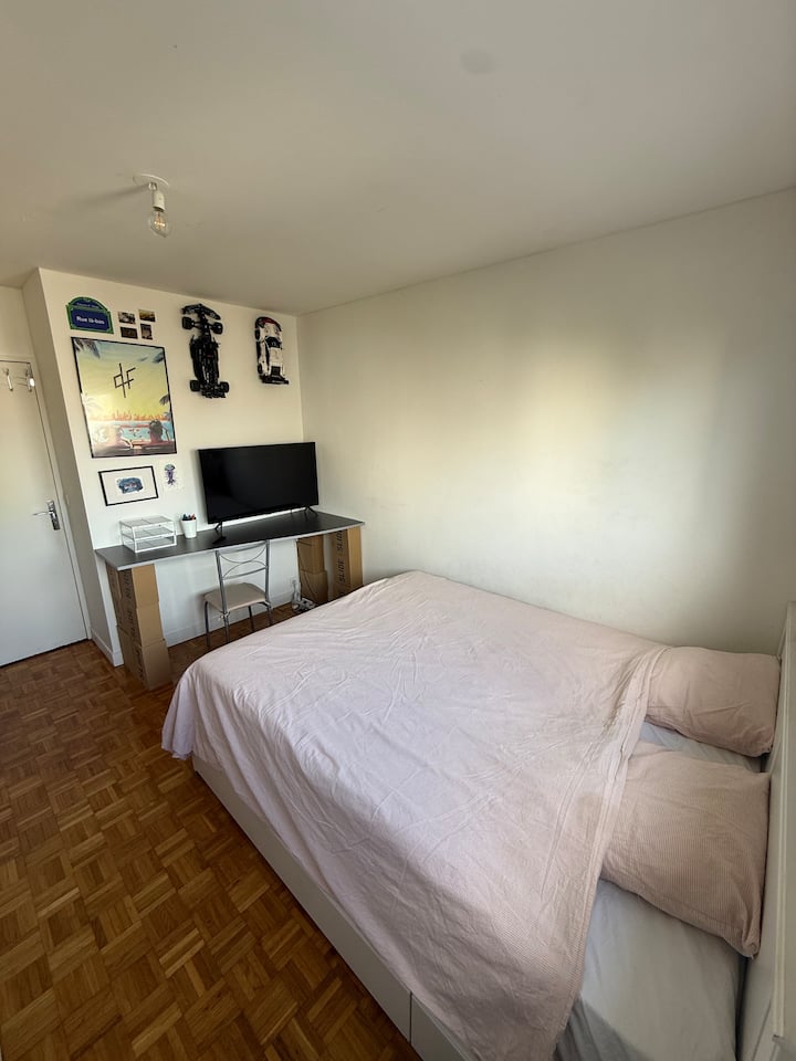 Chambre Spacieuse Dans Appartement Avec Balcon - Les Lilas