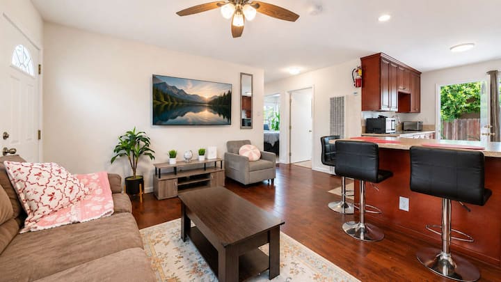 Long Beach 2br - Near Beach, Driveway Parking - Carson