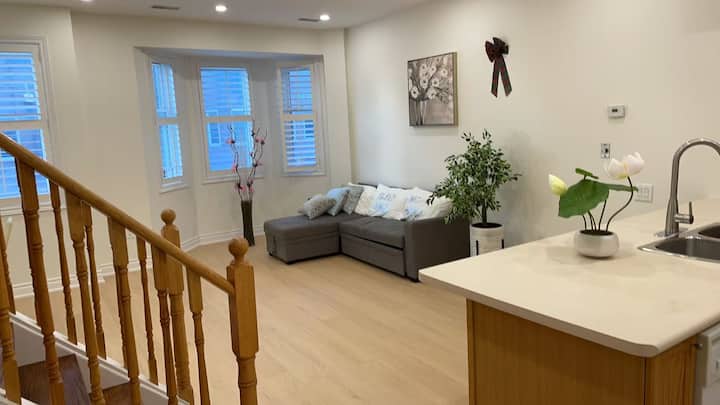 A Whole Townhouse At Lawrence Near Subway & Mall - Toronto