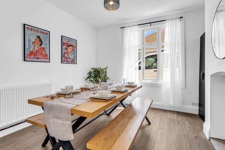 Modern 3bdr | 5bed | Parking | Professional - Rhyl