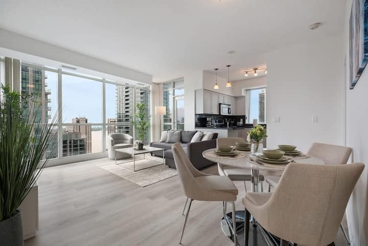 Stylish Stay Near Waterfront + 1 Free Parking - Toronto, ON