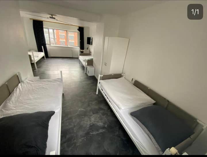 Vierbettzimmer Gemeins. Wc/bad (Pension) - Frankfurt am Main