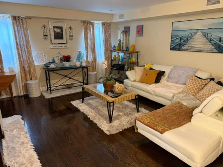 Luxury Retreat | Walk To Metro-north | Sleeps 10. - Yonkers, NY
