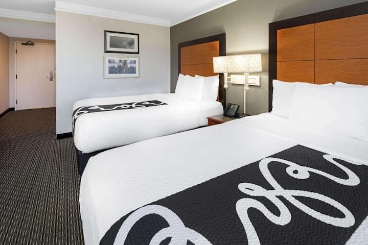 La Quinta Buena Park | Deluxe 2 Full | Hot Tub - Buena Park, CA