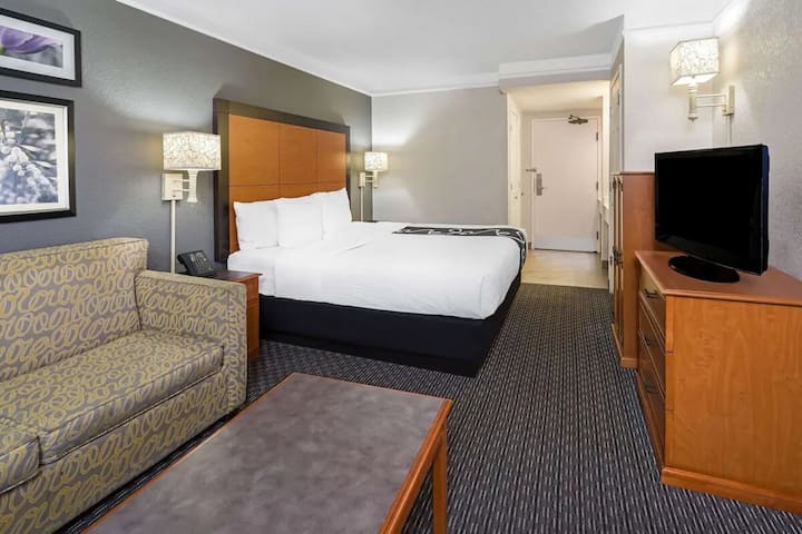 Deluxe King | La Quinta Buena Park | Near Disney - Norwalk, CA