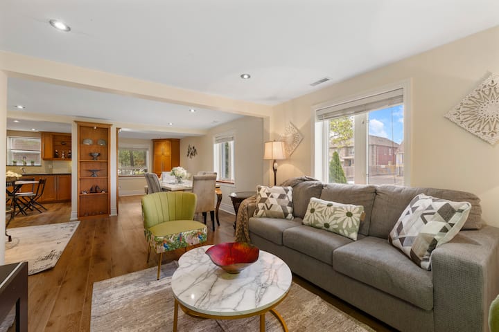 Elegant 4-bedroom Home, 3 Baths, Free Park & Patio - 마크험