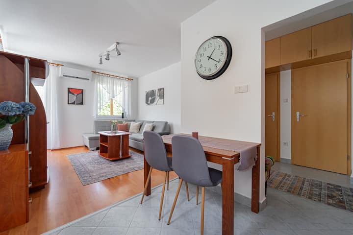 Bright And Tidy Lake View Home With Ac And Balcony - Győr