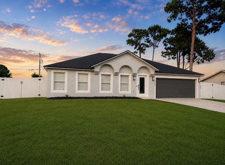 The Leisure House | Bright, Warm, And Welcoming! - Port St. Lucie, FL