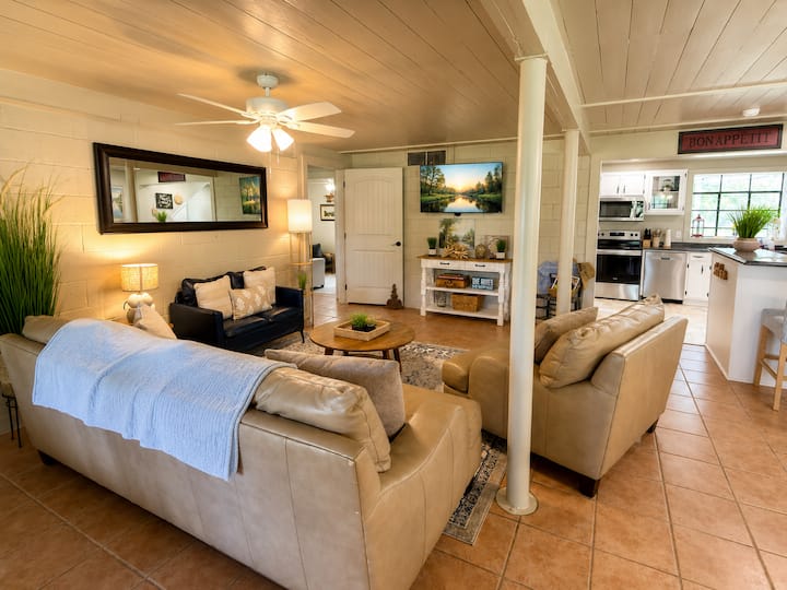 The River House At Sleepy Hollow | Sleeps 14 - Hunt, TX