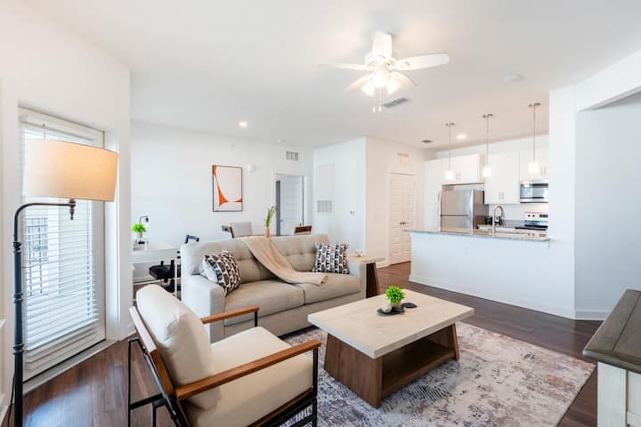 Landing | Stunning 2bd, Pool - Ocala, FL
