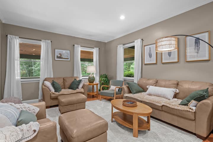 Secluded Saltwater Pool Oasis | Dog Friendly - Narragansett, RI
