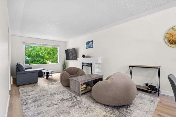 2 Bedroom + Pull Out Sofa | Min To Uofc - Mount Royal University