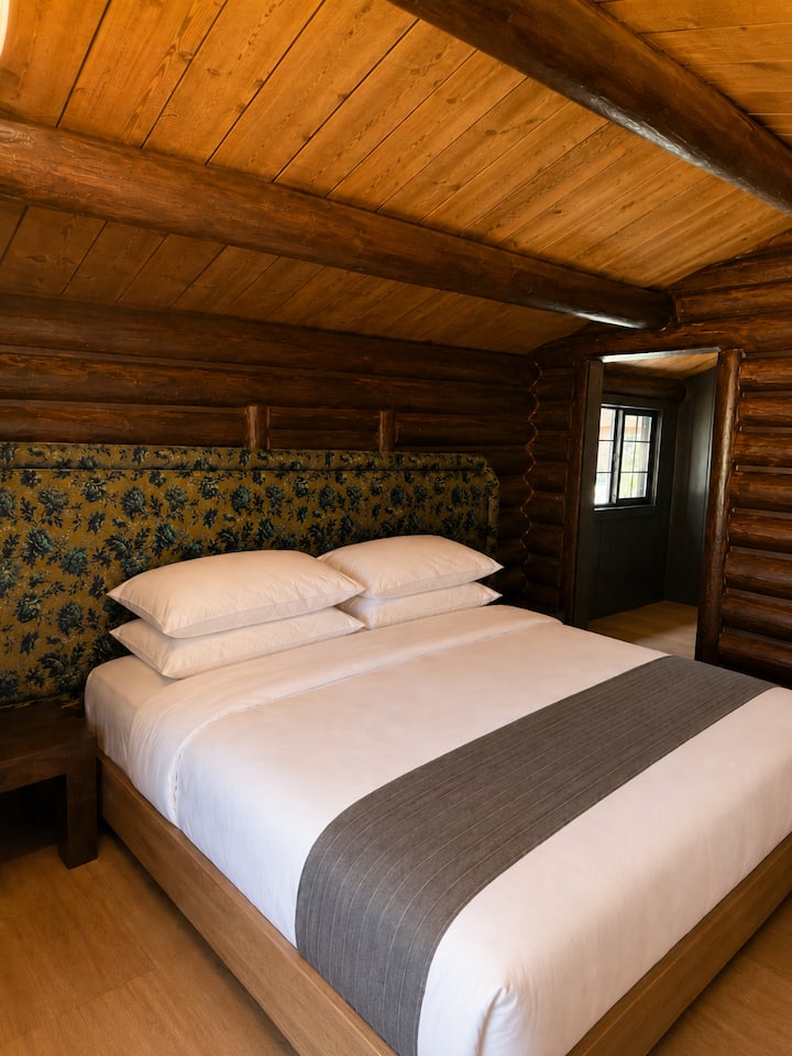 The Rory | Small Family Cabin Near Yellowstone - West Yellowstone, MT