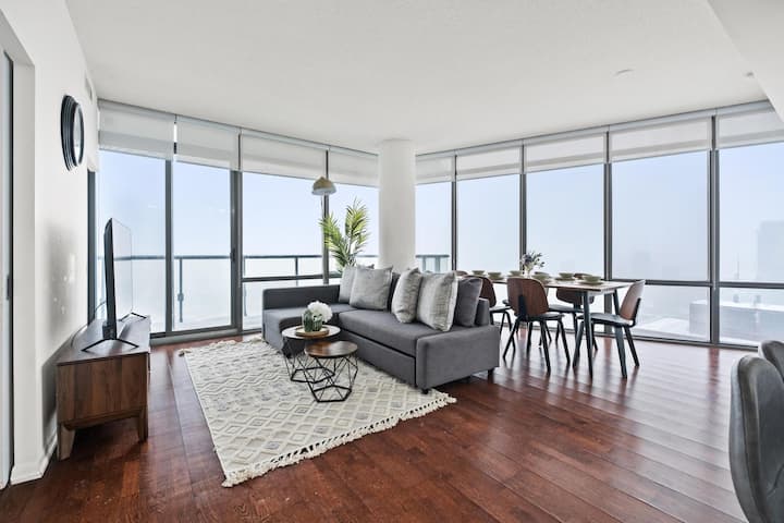 Sky-high 3-bedroom Retreat + 1 Free Parking - Toronto