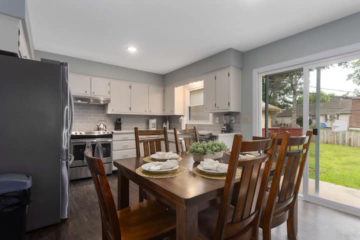 Townhome W/ Smart Tvs, Near Kc Stadium Sleeps 6 - Kansas City, MO
