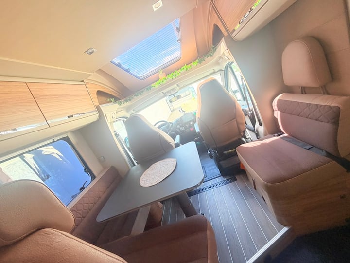Nuit Dans Un Camping-car - Sommières