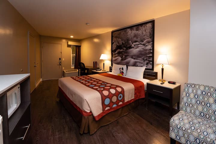 Super 8 Anaheim | King | Downtown Disney - Placentia, CA