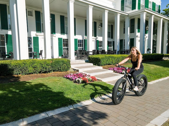 Enchanting Equinox | 2 Queen Room + Pool & Spa - Manchester, VT