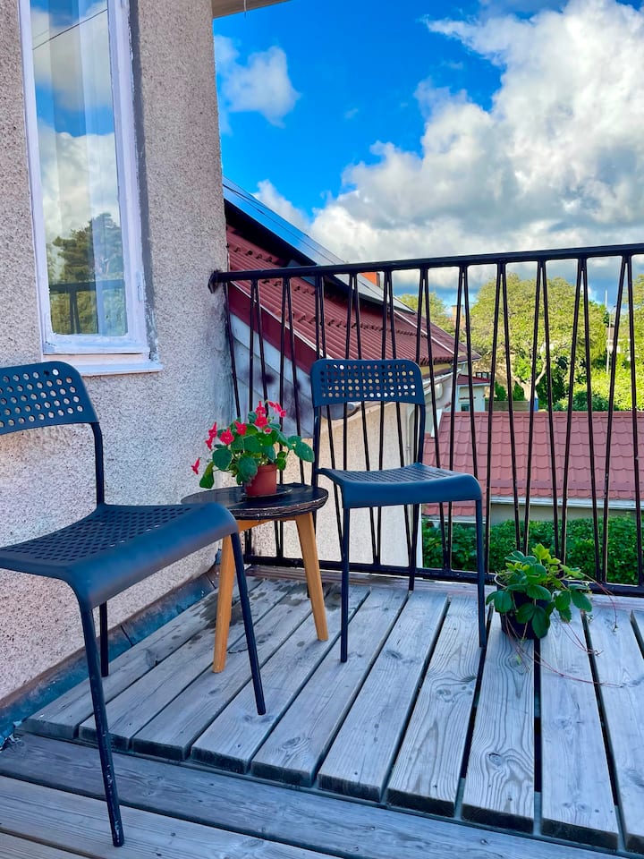 Centralt Med Elbilsladdare Och Balkong. - Mariehamn