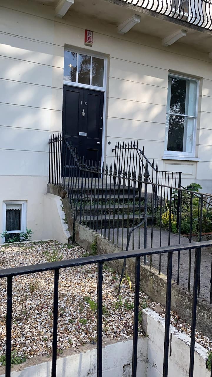 Elegant Contemporary Terraced House In Tivoli - Cheltenham