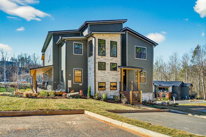 Luxury Lodge W/ Putt-putt, Pool & Golf Simulator - Gatlinburg