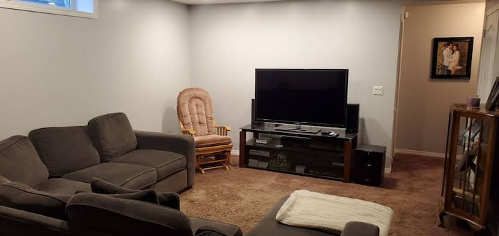 Bright 2-story 3br Home W/ Backyard Fire Pit - Airdrie