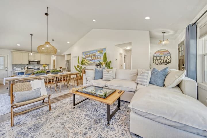 Harbor Haven | Hot Tub | Pool Access | Gym | Sauna - South Haven, MI