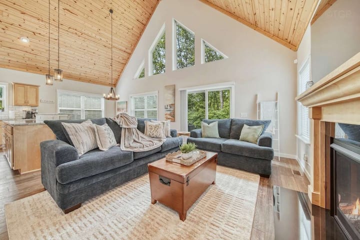 Lake It Easy, Hot Tub, Fire Pit, Beach Access - South Haven, MI