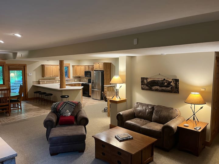 Spacious Private Apartment Nestled In The Woods - Frankfort