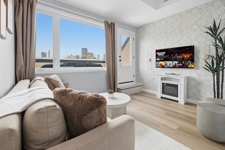 Stylish 3br Cn Tower Views & Patio Mini Putt! - Toronto