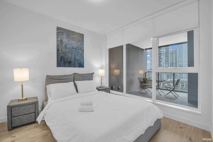 Cozy 2-bedroom Double-bath Hideaway - Port Moody