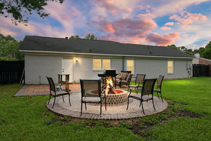 Azalea Grove Retreat | 4br W/ Fire Pit & Grill - Summerville, SC