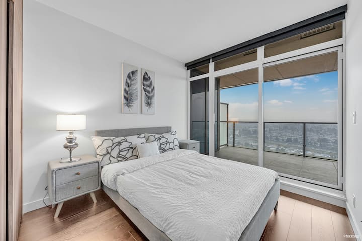 Horizon View Sleek 1-bed High-floor Urban Terrace - バーナビー
