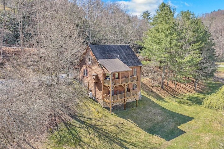 Spruce Almighty: Cozy Haven Minutes From Boone - Boone, NC