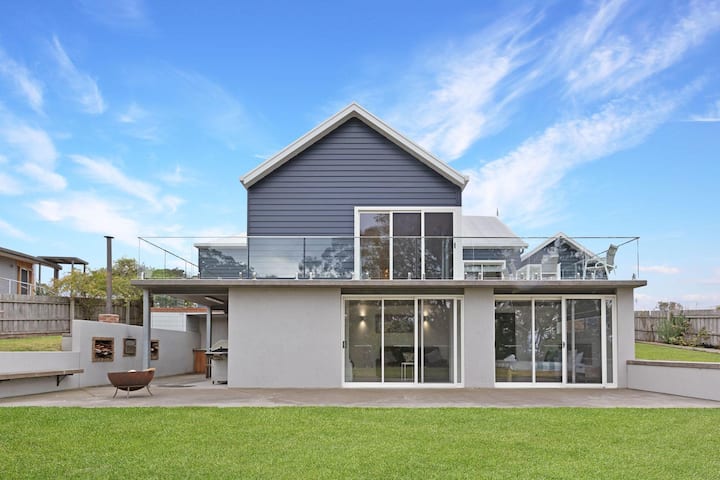 Leighton Bay Views | Coastal Modern Getaway - Metung
