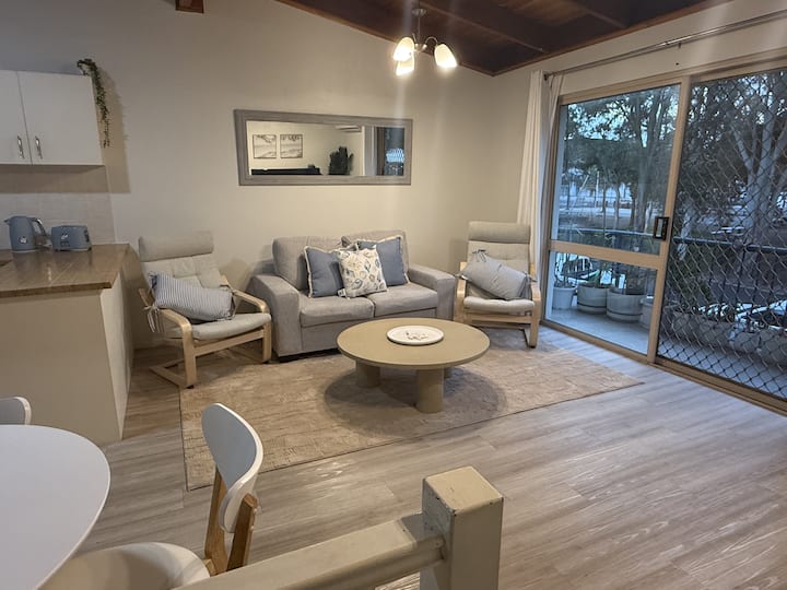 Pier View - Pilot Street Retreat. - Hervey Bay