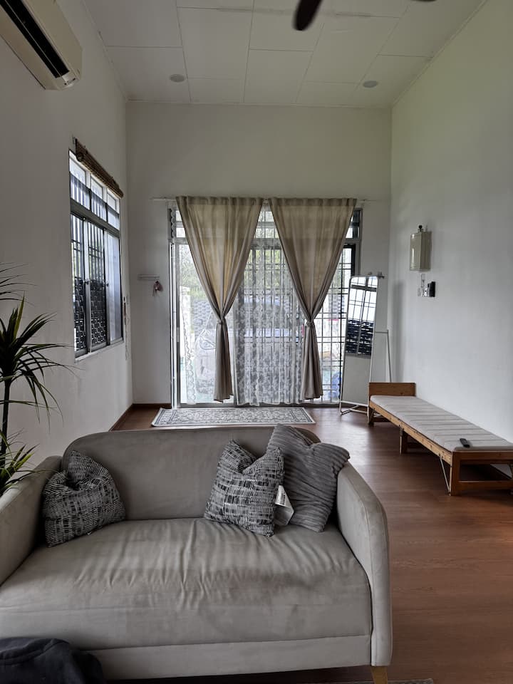Bayu Senja Homestay/

Laman Private Luas - Parit Raja