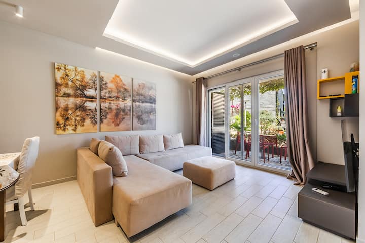 Aquamarine Poolside Apartment | 1br & Free Parking - Albania