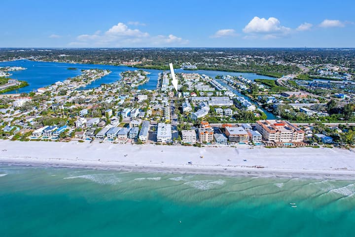 Spacious Coastal Townhome Just Steps To The Gulf - Indian Rocks Beach, FL