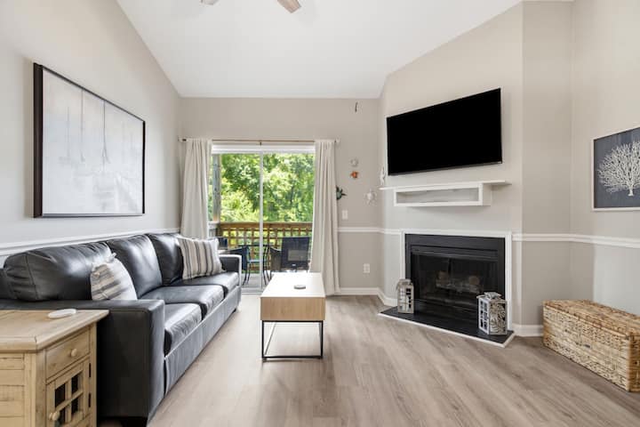 Coastal Condo: Pet Friendly/pool/mins To Uncw & Wb - Wilmington, NC