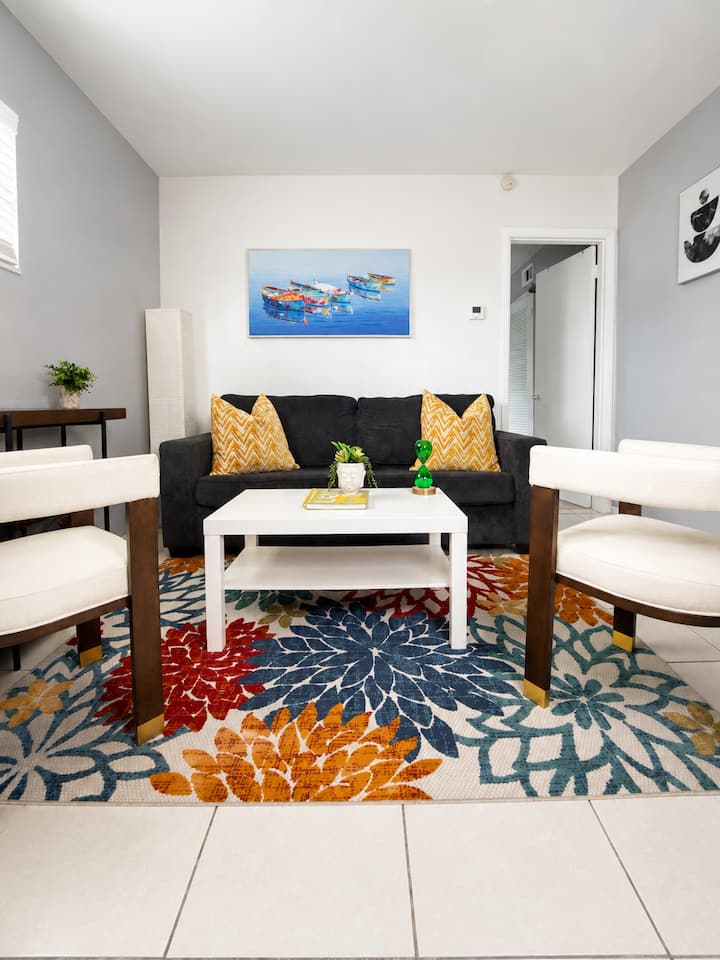Cozy 1br W/ Parking & Full Kitchen Near Beaches - St. Petersburg, FL