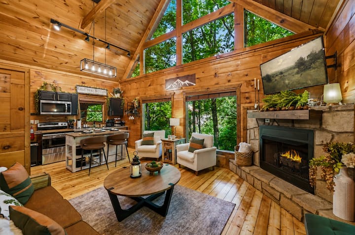 Private Romantic Cabin | Hot Tub + Sauna + Firepit - Gatlinburg, TN