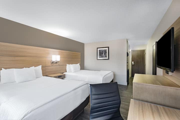 La Quinta Joplin | 2 Queen | Pool & Hot Tub - Joplin, MO