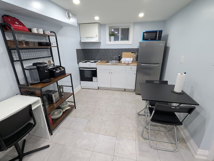 Private Bachelor Suite | Coffee & Laundry Station - St. Catharines