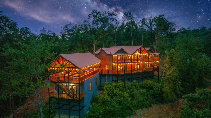 Chrome&timber|pool|sauna|hottub|firepit|sleeps 33 - Gatlinburg, TN