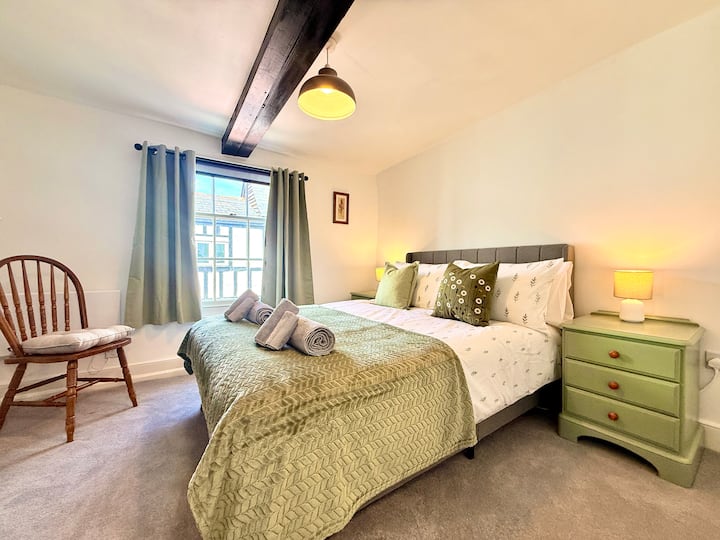 Black & White Period High Street Flat | Leominster - Leominster